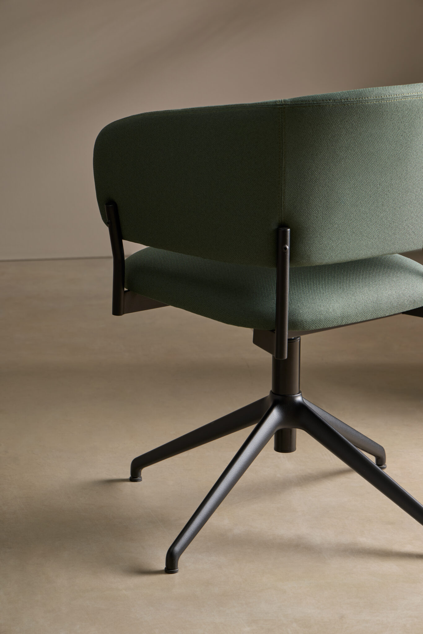 RC Metal Armchair with Adjustable Swivel Pyramid Base - Blasco&Vila