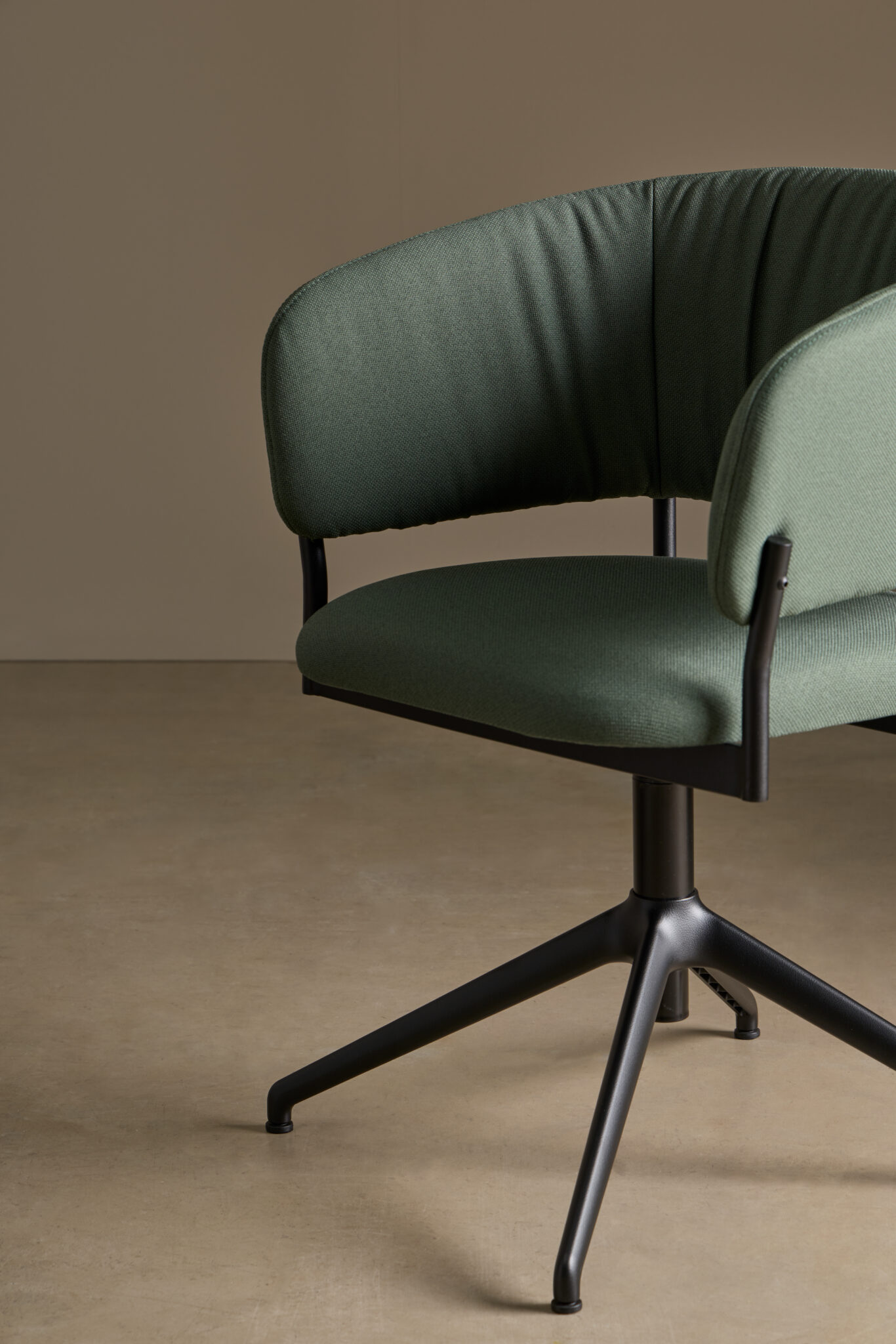 RC Metal Soft Armchair with Adjustable Swivel Pyramid Base - Blasco&Vila