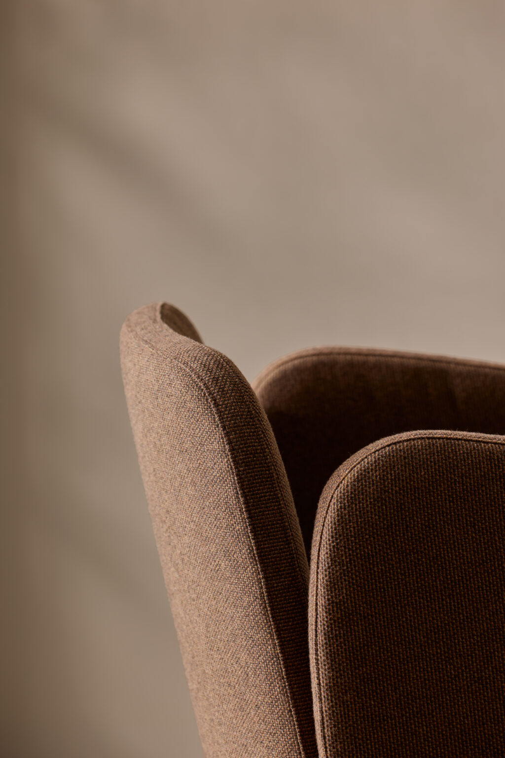 URMUS Upholstered Armchair with Flat Swivel Base - Blasco&Vila