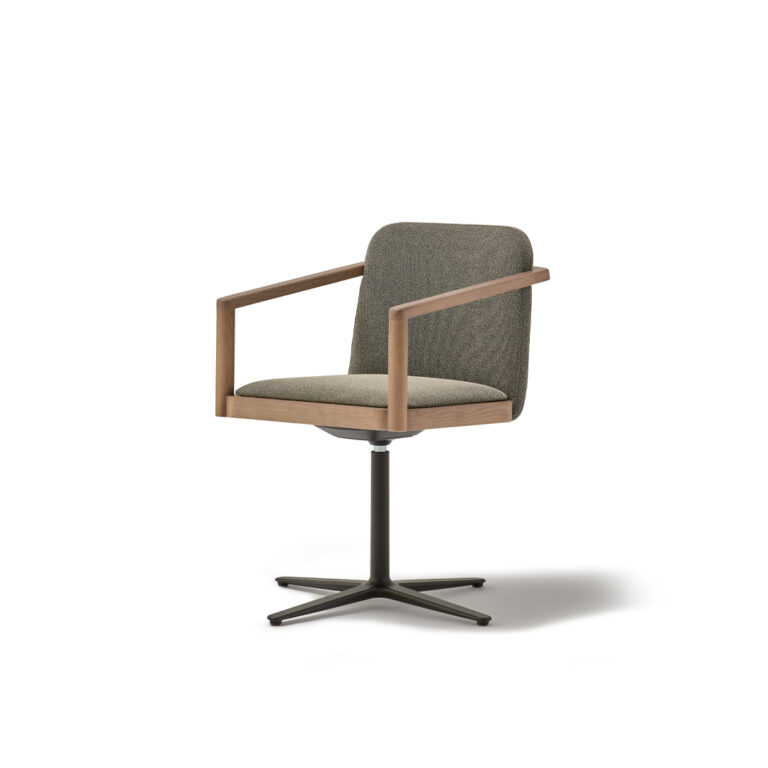 URMUS Armchair with Wooden Arms and Flat Swivel Base - Blasco&Vila